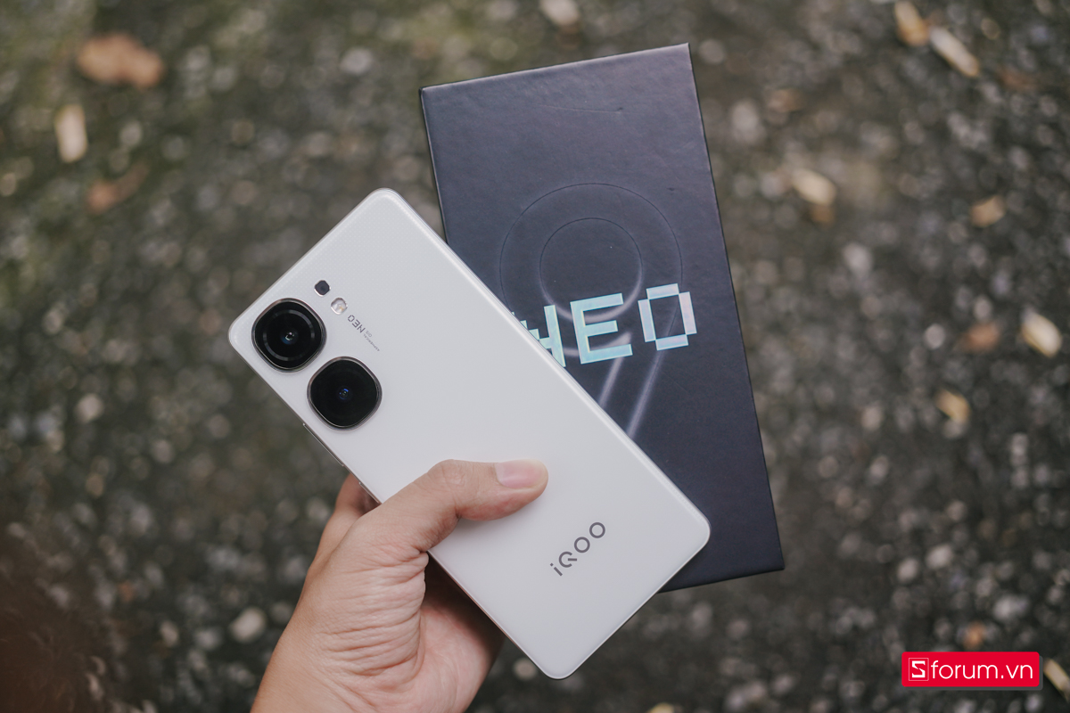 Trên tay iQOO Neo9S Pro+ tại VN: Thiết kế đẹp, 8 Gen 3 mạnh nhất thế giới, sạc 120W, giá bất ngờ!